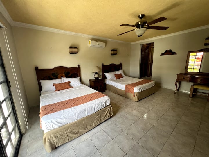 Cuarto Dos Camas, Baño, Clima. 02 - Mérida, México