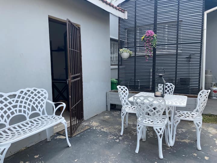 Convenient & Comfortable Stay To Unwind Near Mall - Midrand