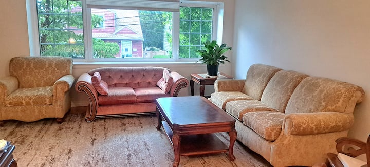 House With Private Suite, Parking, 3 Min To Train! - Roslyn, NY