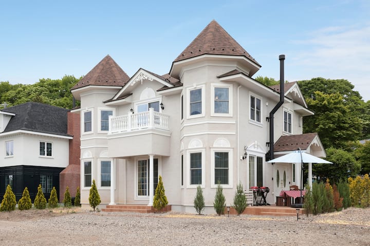 A Luxurious  Villa Designed In Queen Anne Style. - Karuizawa