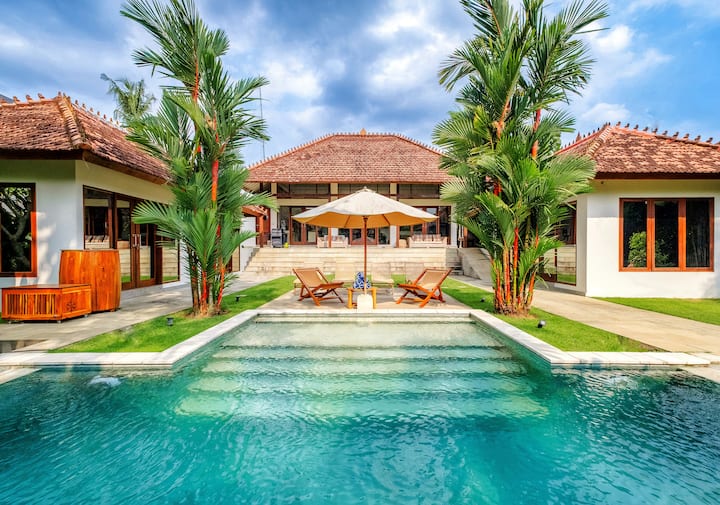 Lush Villa W/huge Garden, Infinity Pool & Ice Bath - Canggu
