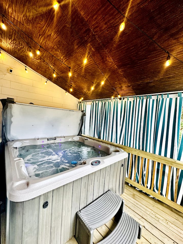 5 Bedrooms W/ Hot Tub, Arcade Games, & Poker Table - Buffalo, NY