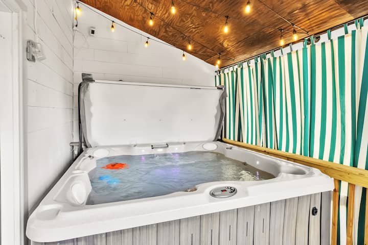 5 Bedrooms W/ Hot Tub, Arcade Games, & Poker Table - Buffalo, NY