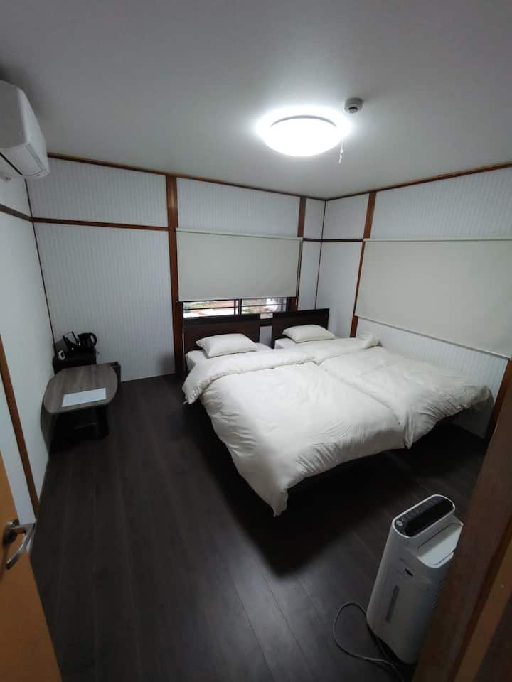 伊勢神宮までバスで10分、近鉄宇治山田駅から徒歩約10分、こだわりシモンズツインベッドの201号室 - 伊勢市