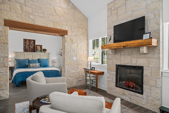 High Street Cottage | Hot Tub | Great View - Comfort, TX