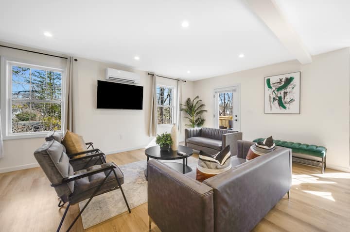 Spacious 5br Home W/ King Bed, Wi-fi & Parking - Hartford, CT