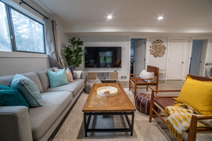 Modern 2 Bed Downstairs Unit - West Linn, OR