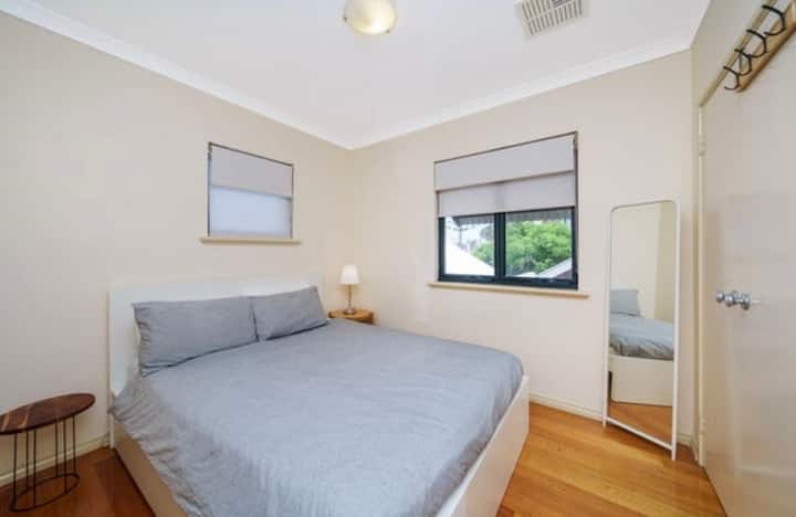 South Freo Town House By Beach! Room & Bathroom - Fremantle