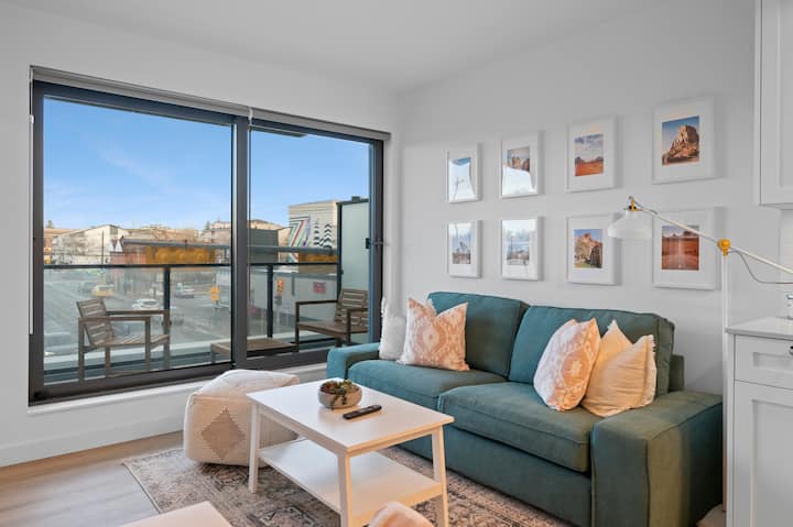 "Baja Blast" 2br |Mins To Stampede | Rooftop Patio - Calgary