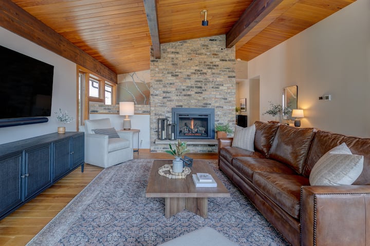 Luxury Retreat Nestled In Bluffs -10 Mins Downtown - La Crosse, WI