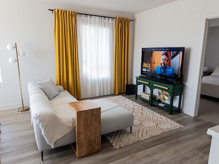 Luxury Family-friendly Retreat + Pool + Spa + Gym - Costa Mesa, CA