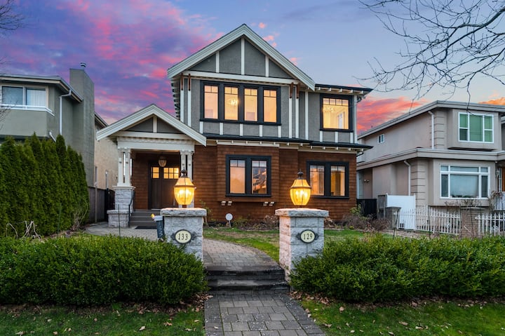 *New* Central 5br W/theater Room - The Llama House - Vancouver