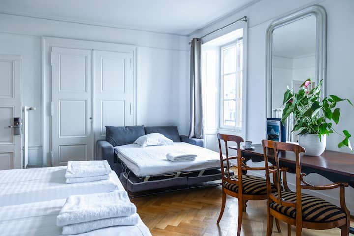 Family Room / Shared Bathroom - Vevey