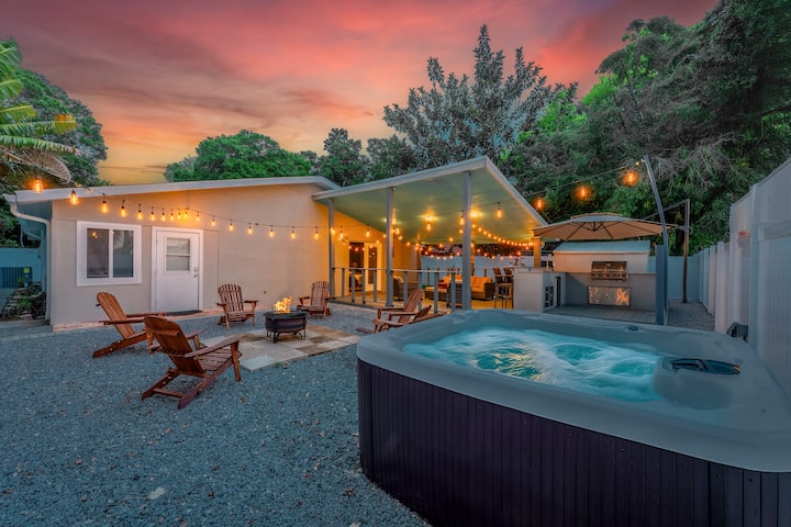 Hot Tub, Pet-friendly Getaway, Chess & Fire Pit - St. Petersburg, FL