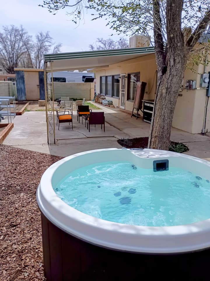 Nob Hill 2 Bedroom Home, Hot Tub, Pets, Workspace - Albuquerque, NM