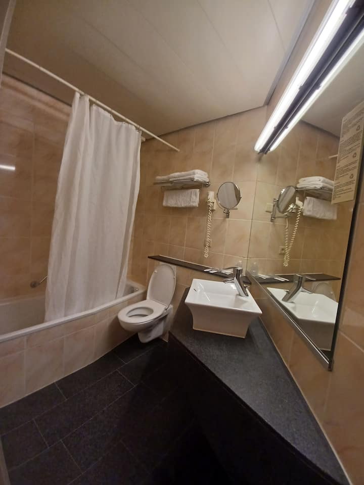 Comfort Kamer Met Twee ééNpersoonbedden. - Bruges