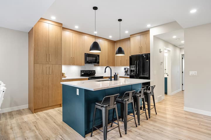 Modern King Master 4 Bdrm & Work Space With Ac - Calgary