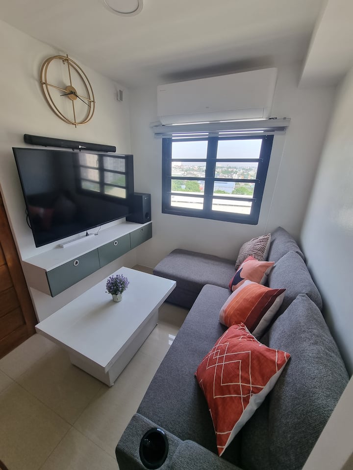 Cozycondo+2brs+4beds Videoke+2acs+balcony+pool+fun - Quezon City