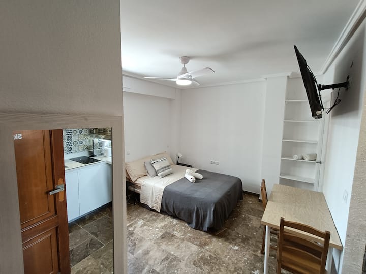 Acogedor Y Completo Estudio Interior. - Valencia