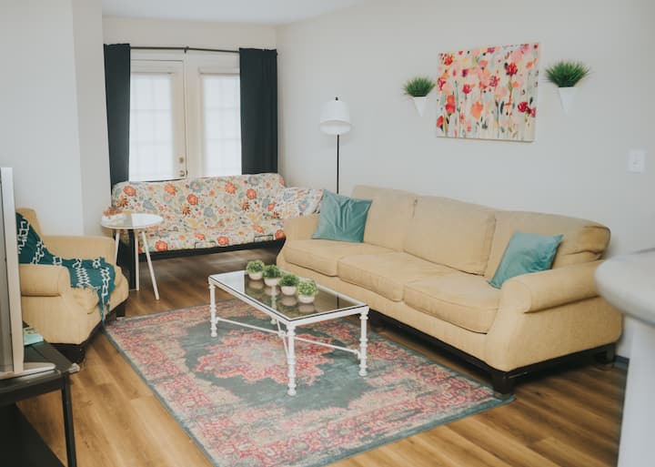 Steps From Uva, Downtown Mall, Spacious Apartment - Charlottesville, VA
