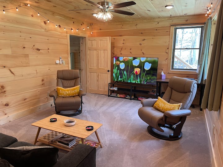 Large Yard - Stream - Fire Pit - King Bed - Boone, NC
