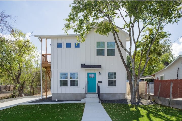 Complete Duplex 12 Guest 2 Units Near Downtown - San Antonio, TX