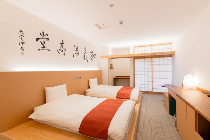 奈良公園まで歩いて5分、周辺散策に便利な立地です。(ツインルーム) - Nara