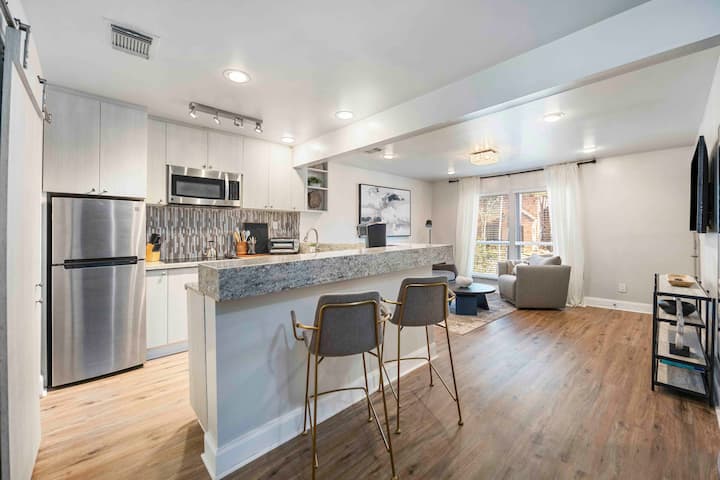 Your Serene Suite In Montrose - Houston, TX