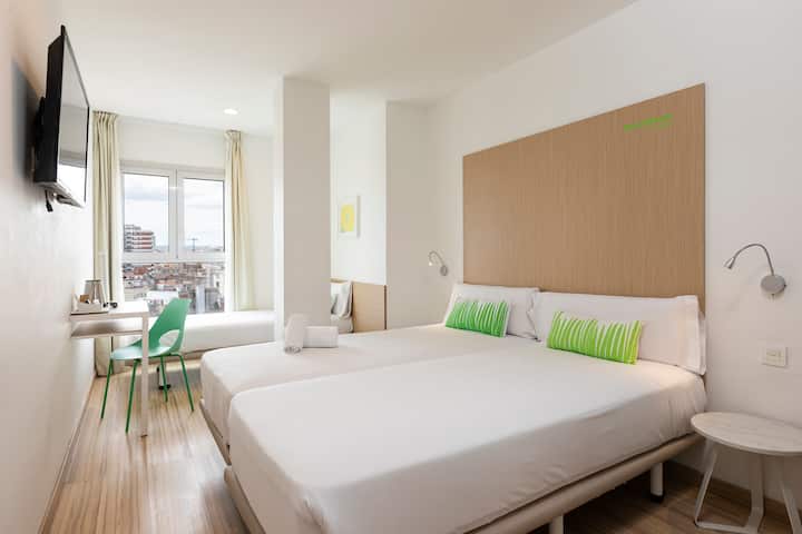 Smartroom 2* - Twin Room With Sofa Bed & Bathroom - L'Hospitalet de Llobregat