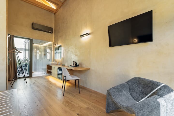 Poem Suites, High Ceiling 2nd Floor Suite - Chania