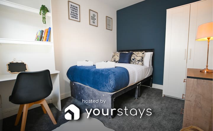 Clarice House | Stylish Three Bedroom Home - Newcastle-under-Lyme