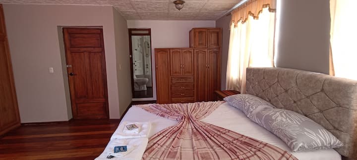 Dormitorio Sol, Baño Privado, Garaje, Cocina, Wifi - Cuenca, Ecuador
