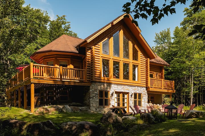 Fiddler Lake Resort: Luxury Chalet + Hot Tub - Saint-Sauveur