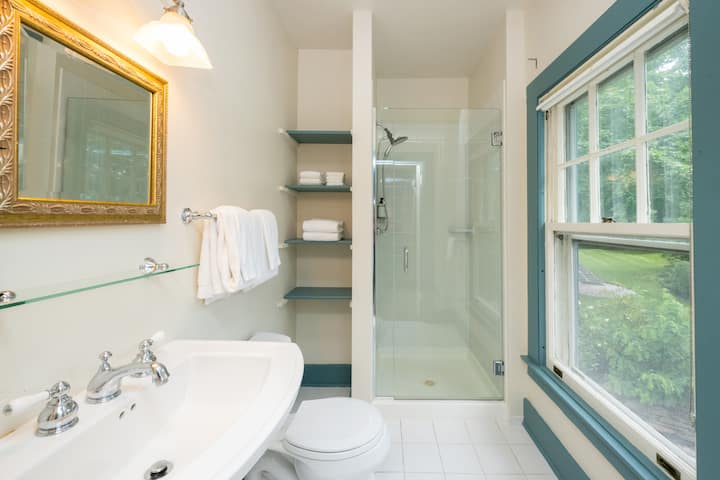 Dewey Standard Queen - Stockbridge, MA