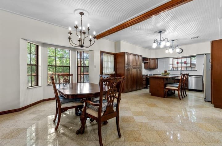 Modern Home In Pearland On Quiet Street - Pearland, TX