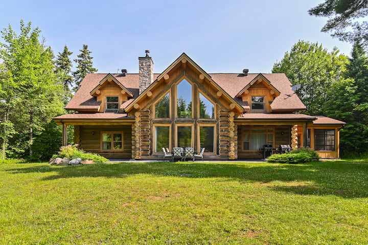 Fiddler Lake Resort: Luxury Chalet + Hot Tub - Saint-Sauveur