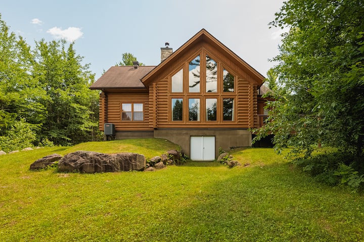 Fiddler Lake Resort: Cozy Chalet + Hot Tub - Saint-Sauveur