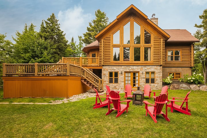 Fiddler Lake Resort: Luxury Chalet + Hot Tub - Saint-Sauveur