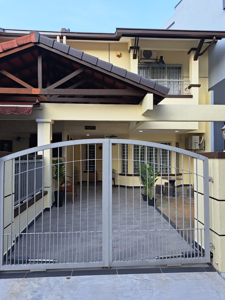 Double-story House In Kuala Lumpur | 10 Pax - Hulu Langat