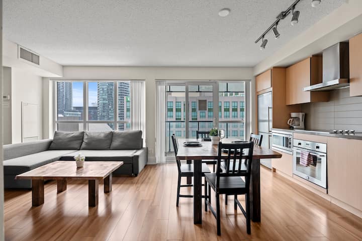 In The Heart Of Dt Toronto Across Cn Tower/mtcc - Toronto