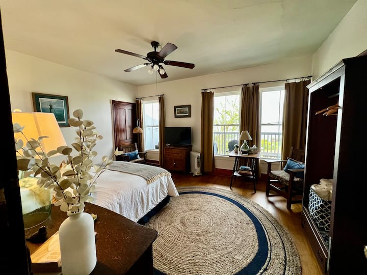 Old Bakery Inn 2 Bedroom, 1 Bath Waterfront Suite - Block Island, RI