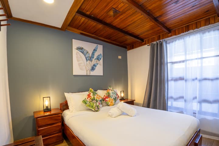 Central B&b Private Room W/ Shared Bathroom - Costa Rica