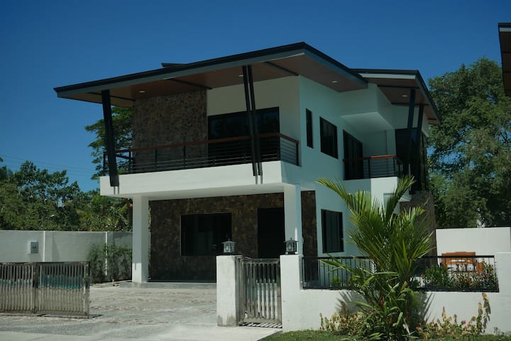 Shareable Pool But Big Bedroom And Beach Access - 