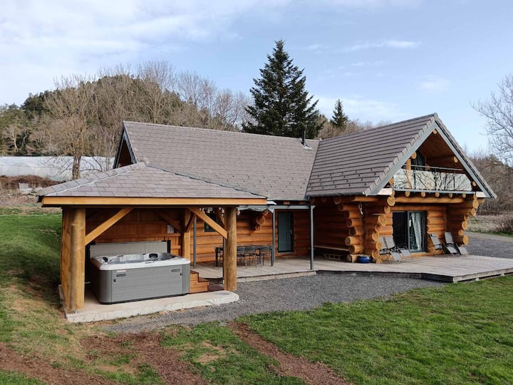 Chalet En Rondins De Bois Avec Son  Spa - Haute-Loire