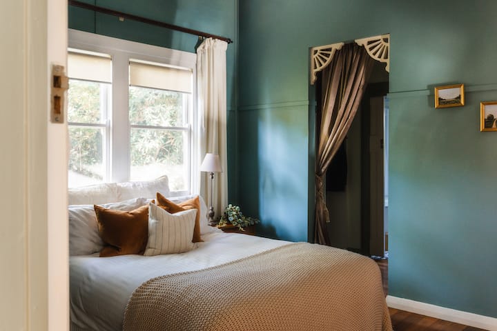 Woolrich Historic Garden Cottage - Seville, Australia