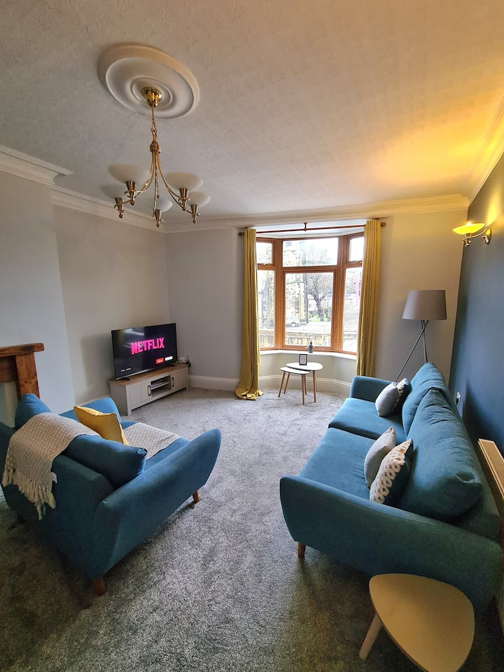 Spacious Mytholmroyd Apartment With River Views - Hebden Bridge