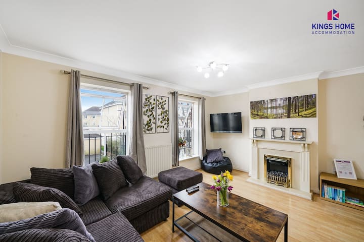 Family & Work Stays W/ 2x Ensuite & Prv Parking 1+ - Slough