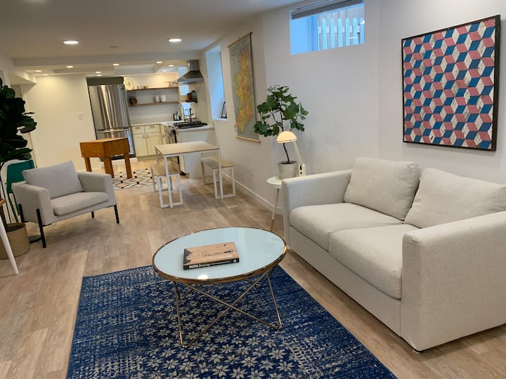 Uptown 2 Bedroom Modern Basement Unit (Sleeps 6) - Minneapolis, MN