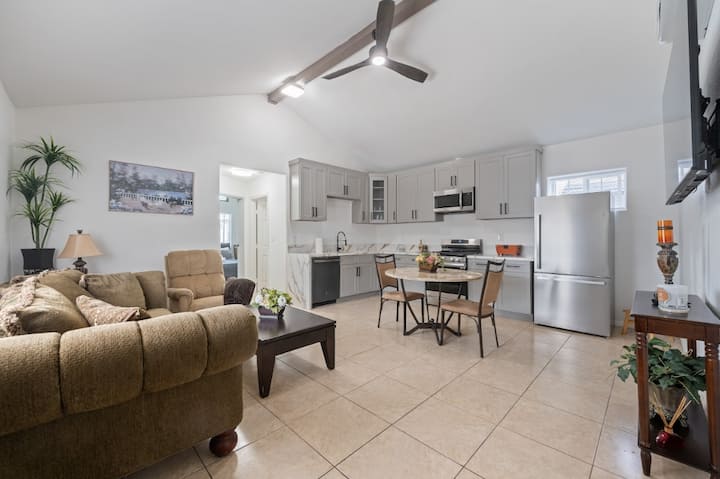 ৎ୭Bright & Gorgeous Canoga Park Guesthouseৎ୭ - Reseda - Los Angeles
