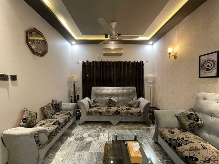Travellers Home 2br Portion In Gulshan Iqbal Blk7. - Karachi